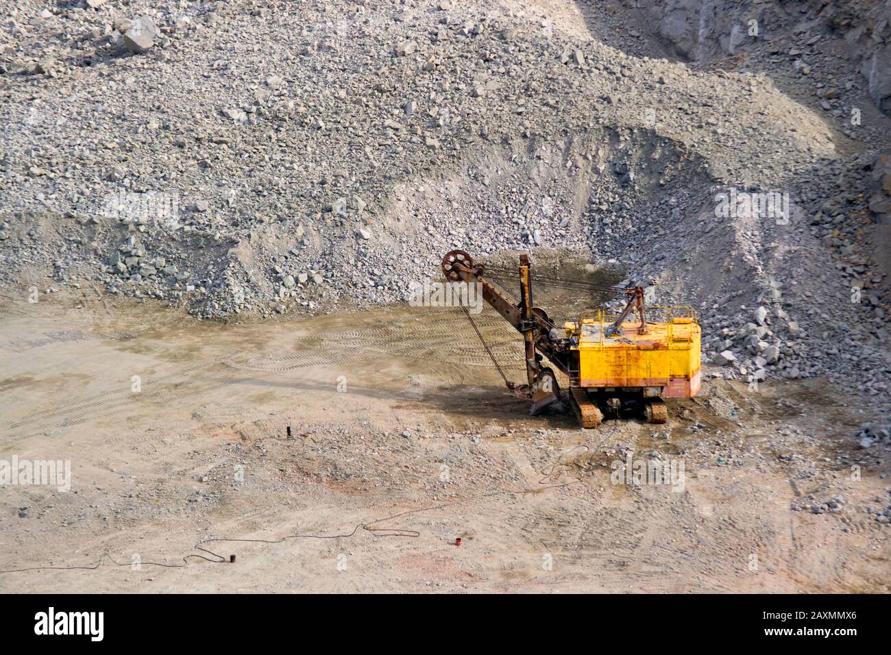 yellow carver machine, excavator, stonecutter for industrial granite ...