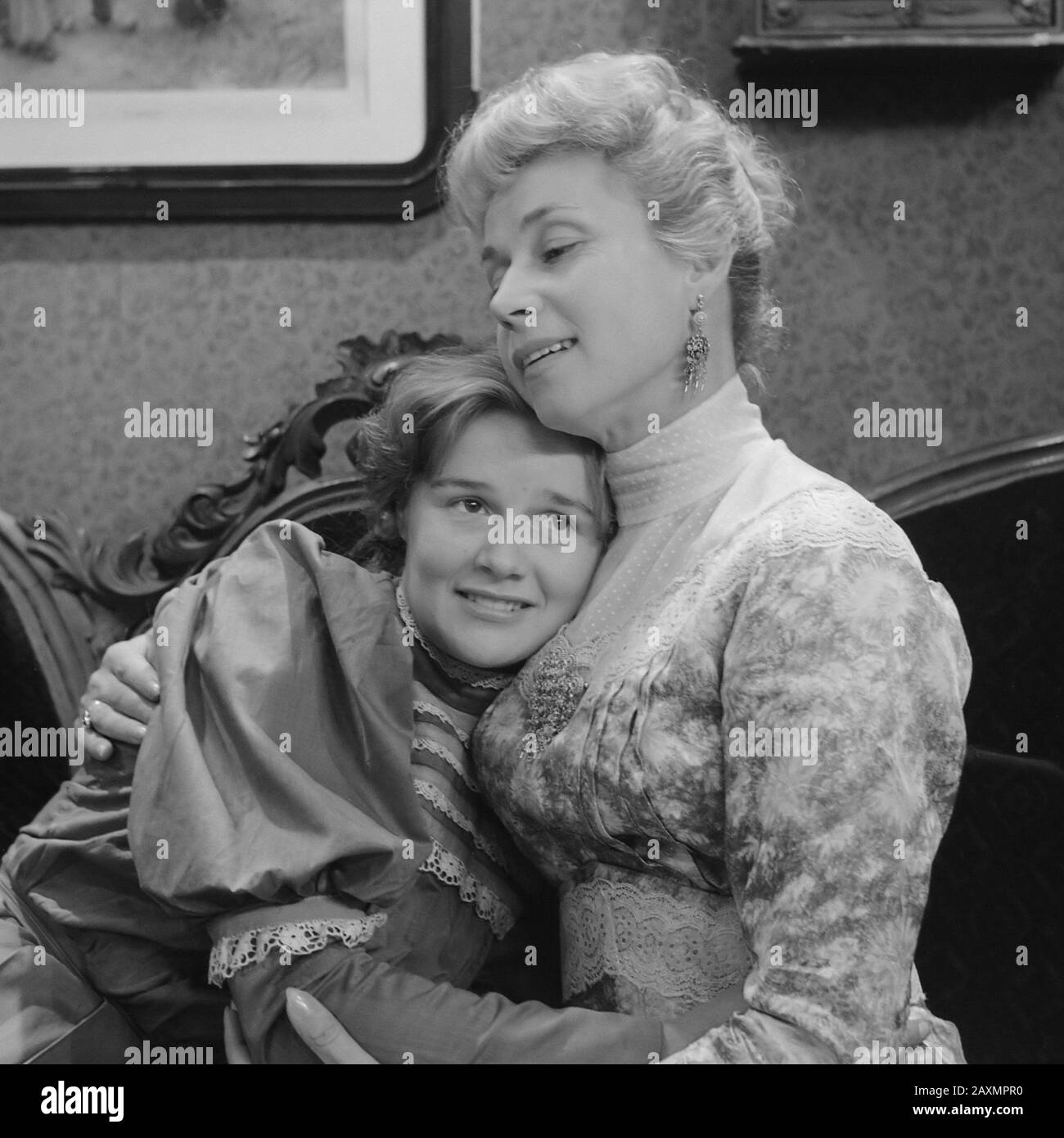 Televisiespel Dagboek van Amy, Annie de Lange als mevrouw Grey en Maria ...