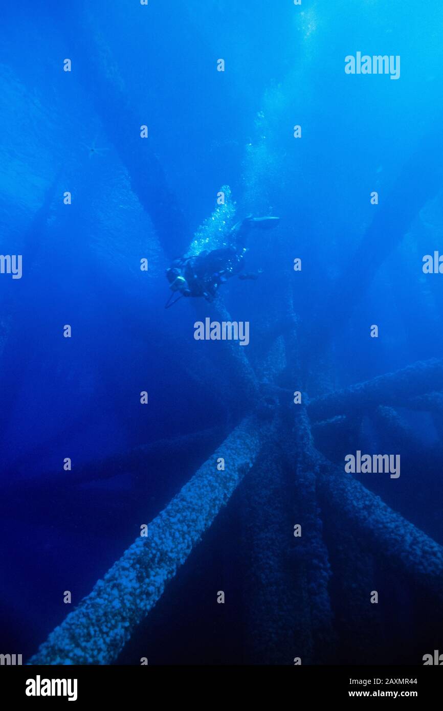 Oil rig and underwater hi-res stock photography and images - Alamy