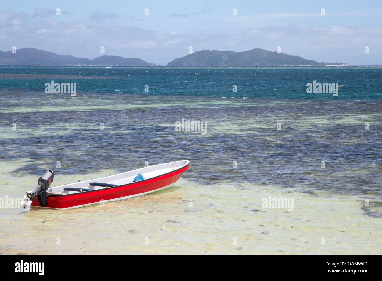 Empty boat hi-res stock photography and images - Alamy