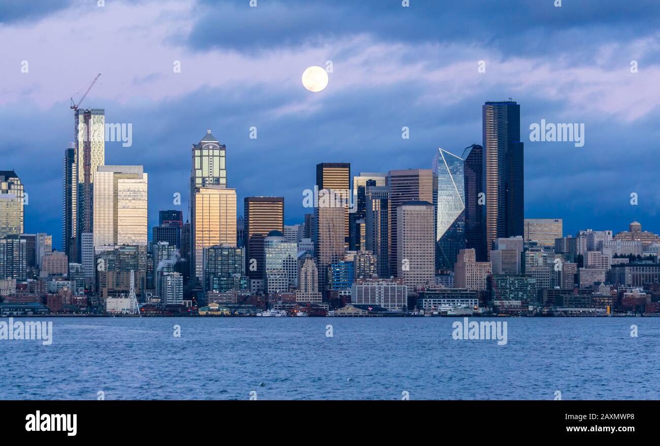 A full moon shines above the Seattle skyline Stock Photo - Alamy