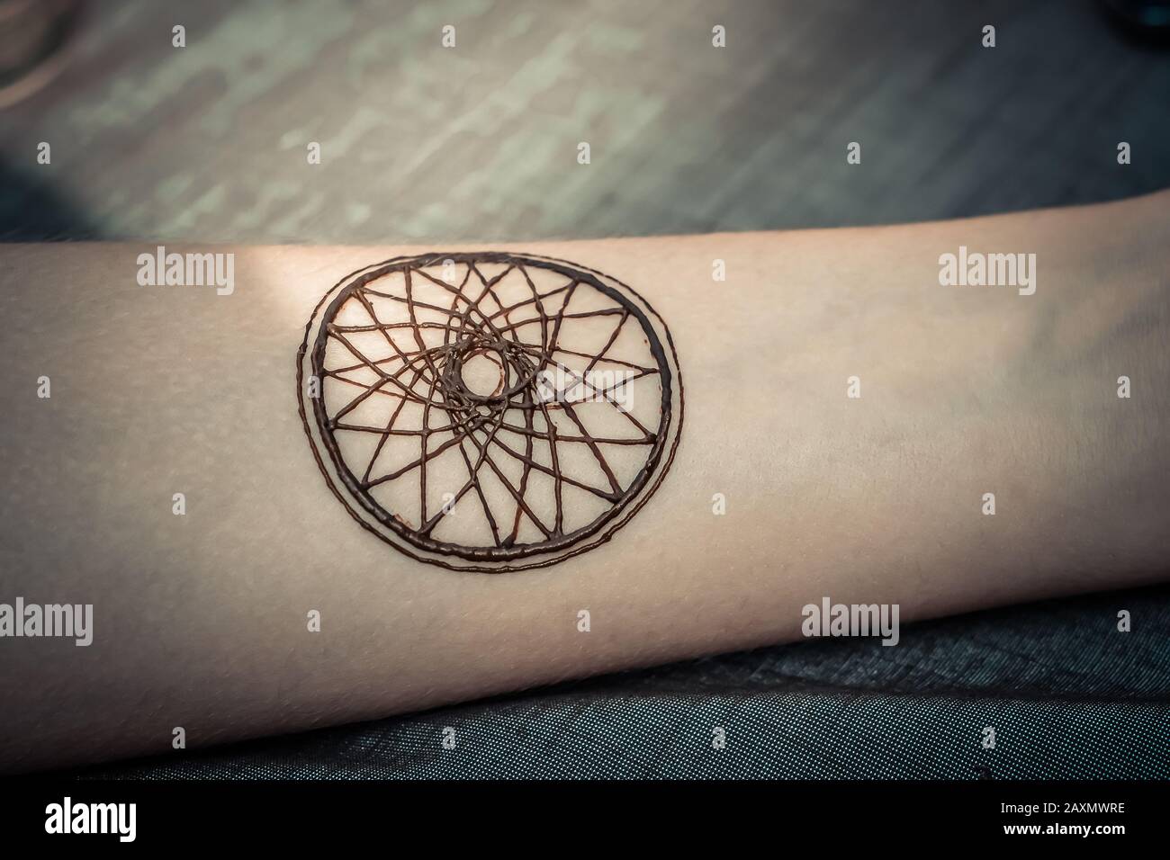Figure mehendi on hands closeup filter. Henna painting on girl's hand ...