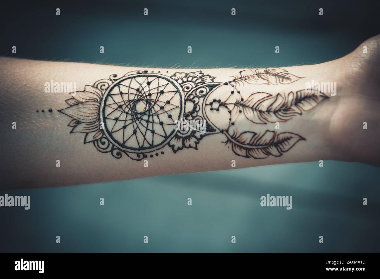 Figure mehendi on hands closeup filter. Henna painting on girl's hand ...