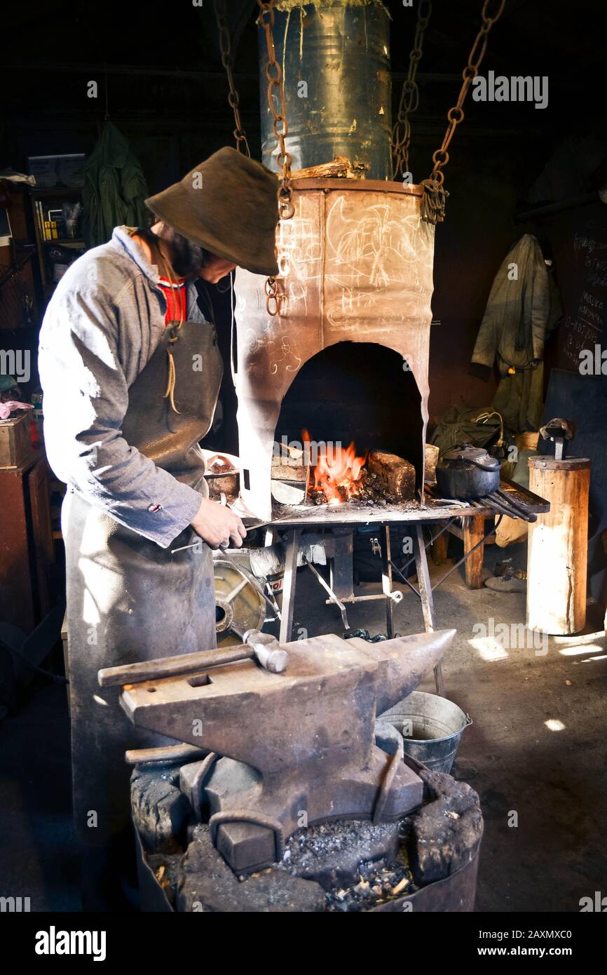 Blacksmith smithy hi-res stock photography and images - Alamy