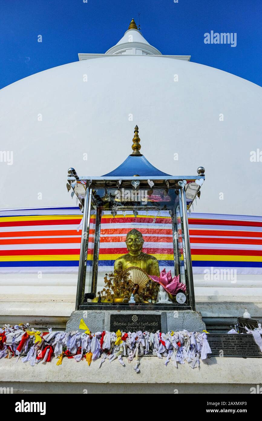 Kataragama, Sri Lanka - January 2020: Offerings in the Kirivehara ...