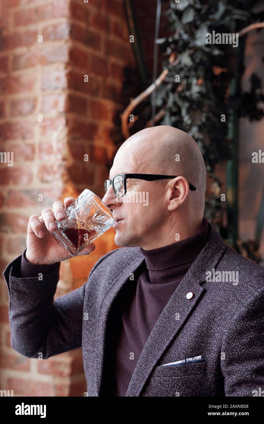 Middle aged men at pub hi-res stock photography and images - Alamy