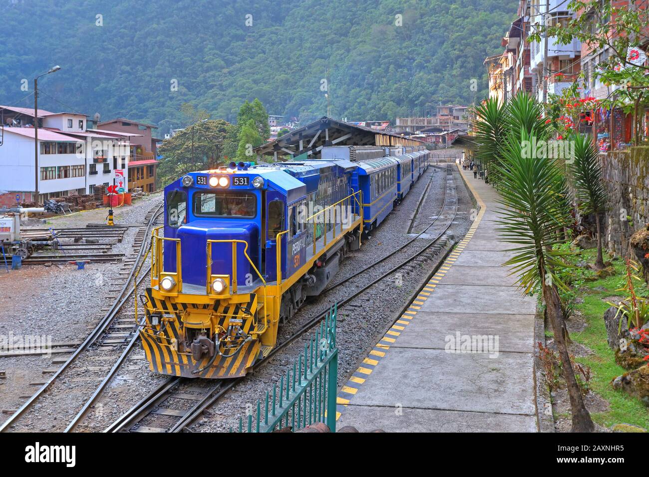 Railway station with the expedition Train, Aguas Calientes, Machu ...