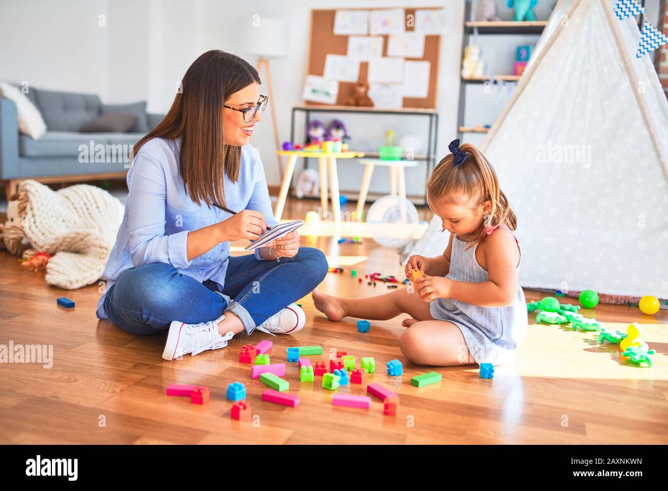 Young therapist woman speaking and treating child, counselor and ...