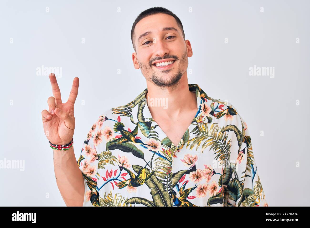 Young handsome man wearing Hawaiian summer shirt over isolated ...