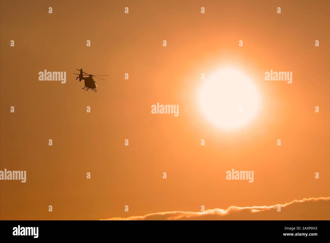 Helicopter silhouette sun flying hi-res stock photography and images ...