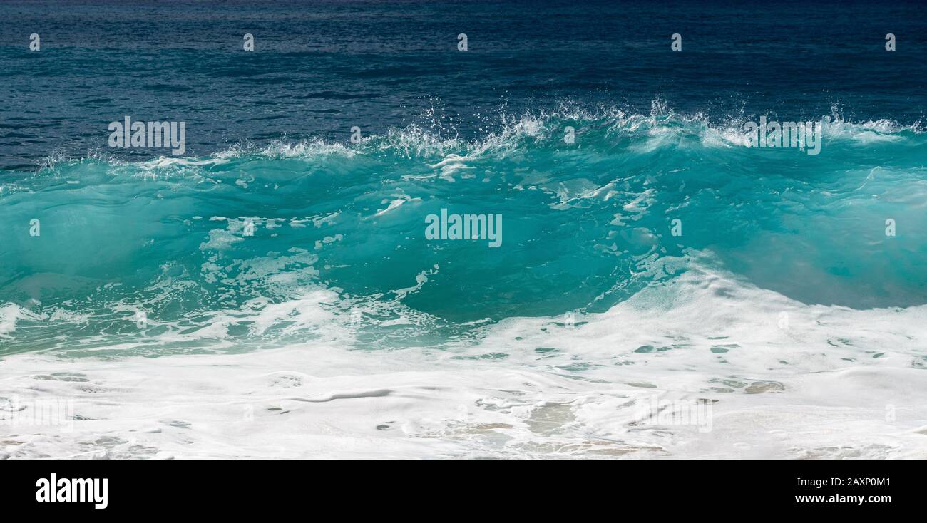 Frozen motion of water droplets at the crest of ocean waves off the ...