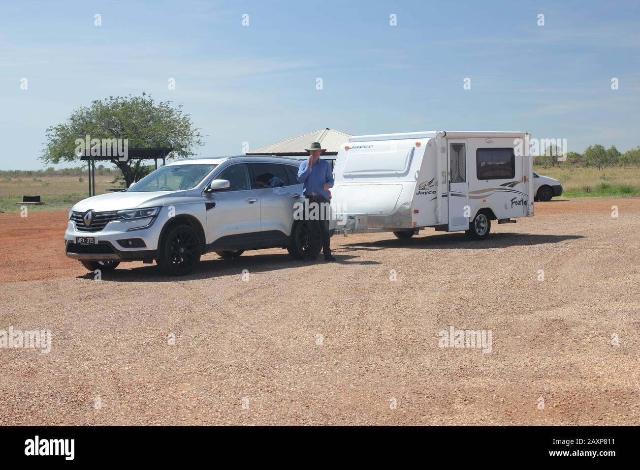 Caravan and car in outback Australia Stock Photo - Alamy
