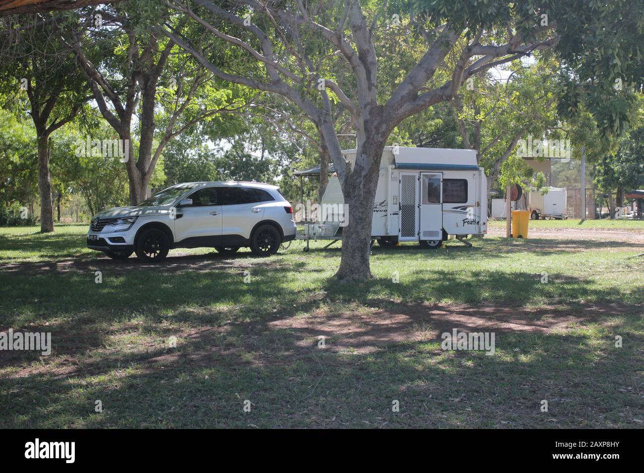 Caravan and car in outback Australia Stock Photo - Alamy