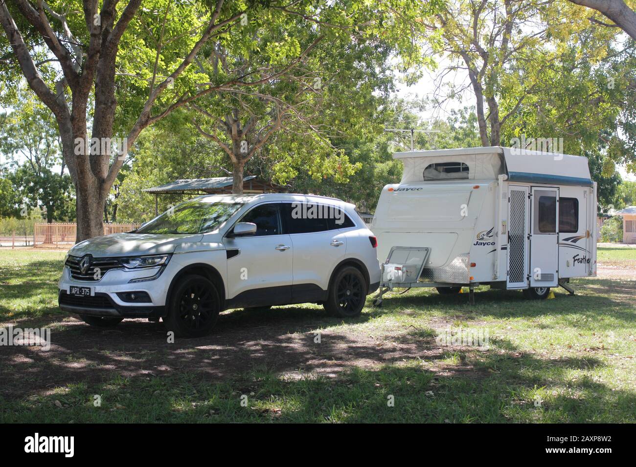 Caravan and car in outback Australia Stock Photo - Alamy