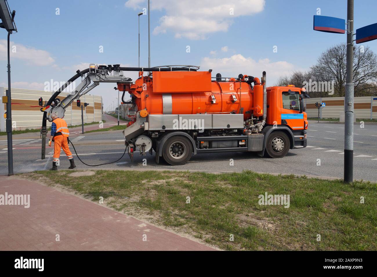 Worker and specialist car. Cleaning sewer manholes Stock Photo - Alamy