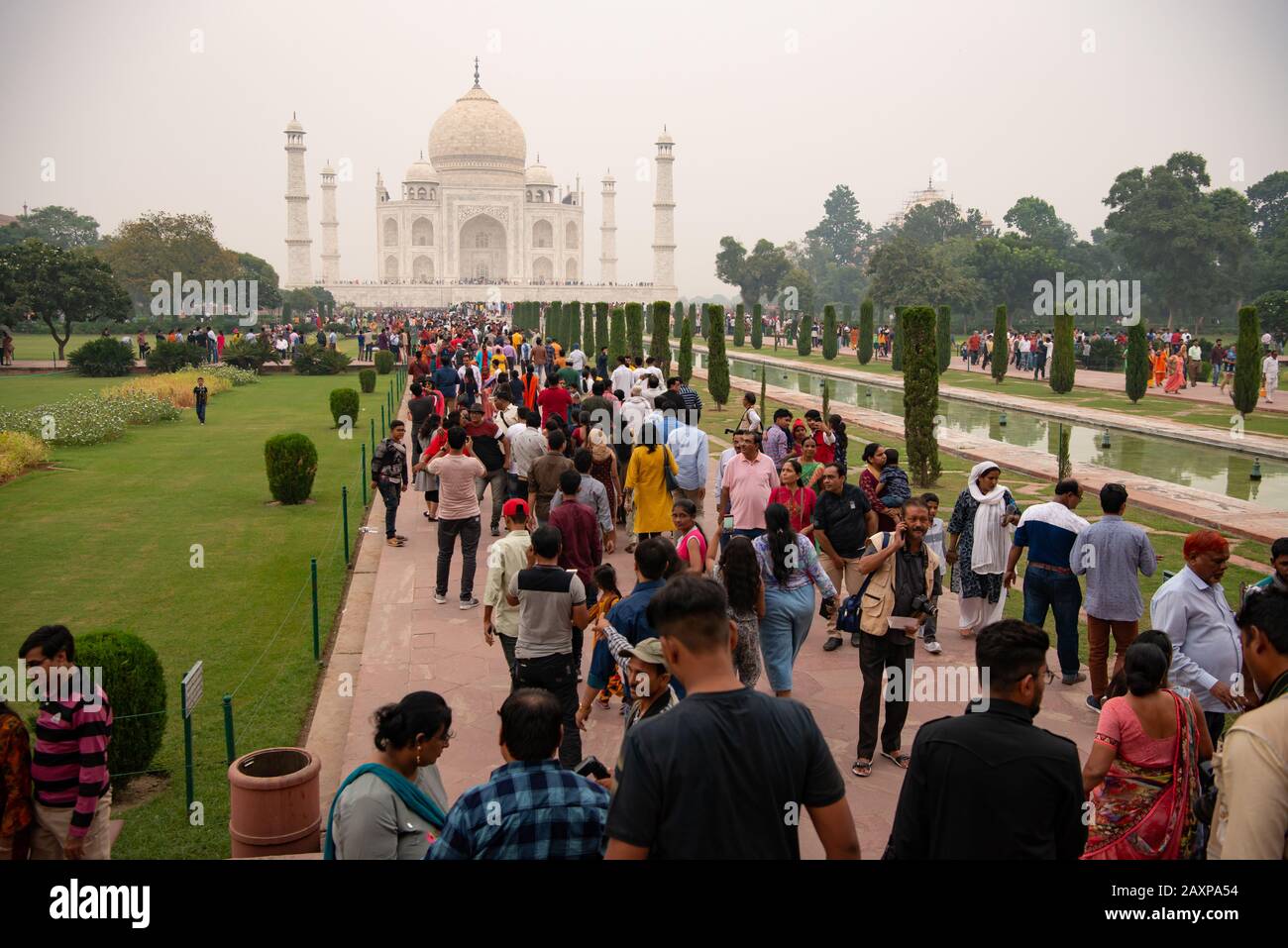 Crowds in taj mahal hi-res stock photography and images - Alamy