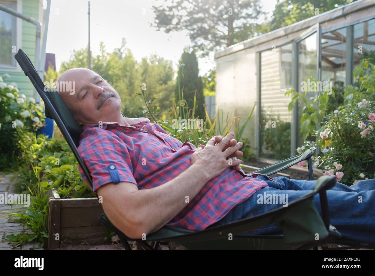 Man sleeping on sun lounger hi-res stock photography and images - Alamy