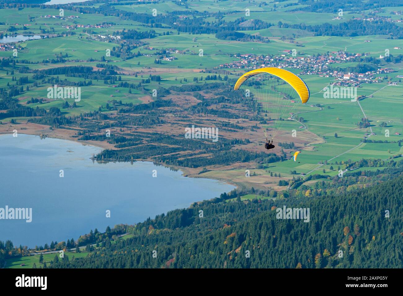 Paragliding in over lakes in Bavarian Alps Stock Photo - Alamy