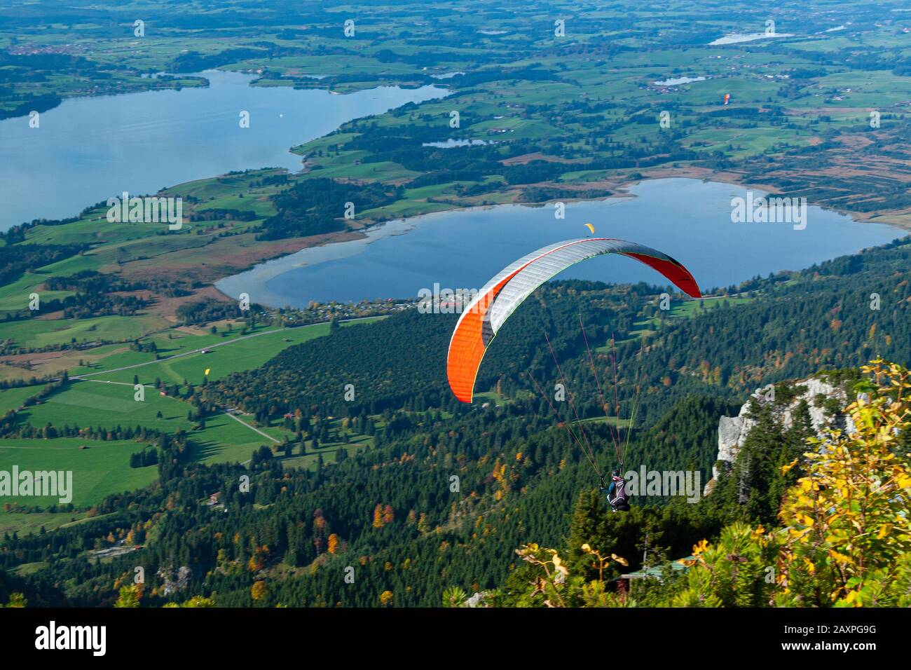 Paragliding in over lakes in Bavarian Alps Stock Photo - Alamy