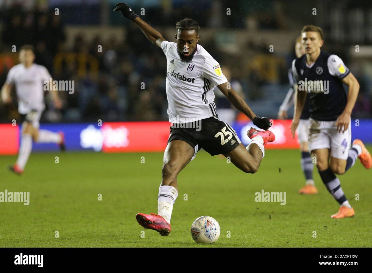 Josh onomah of fulham shooting hi-res stock photography and images - Alamy