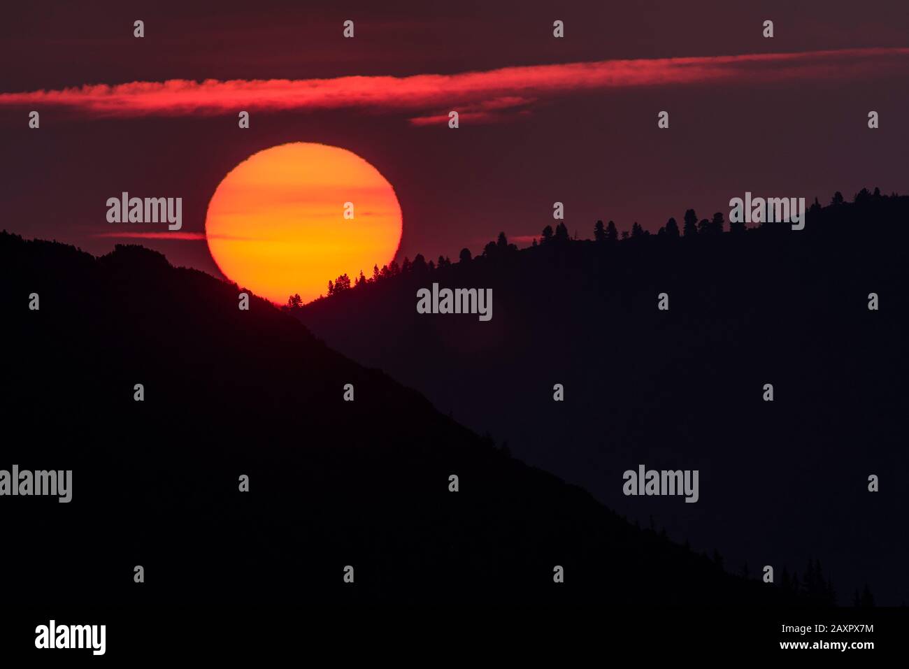 Red sun on the horizon in the Karwendel Stock Photo - Alamy
