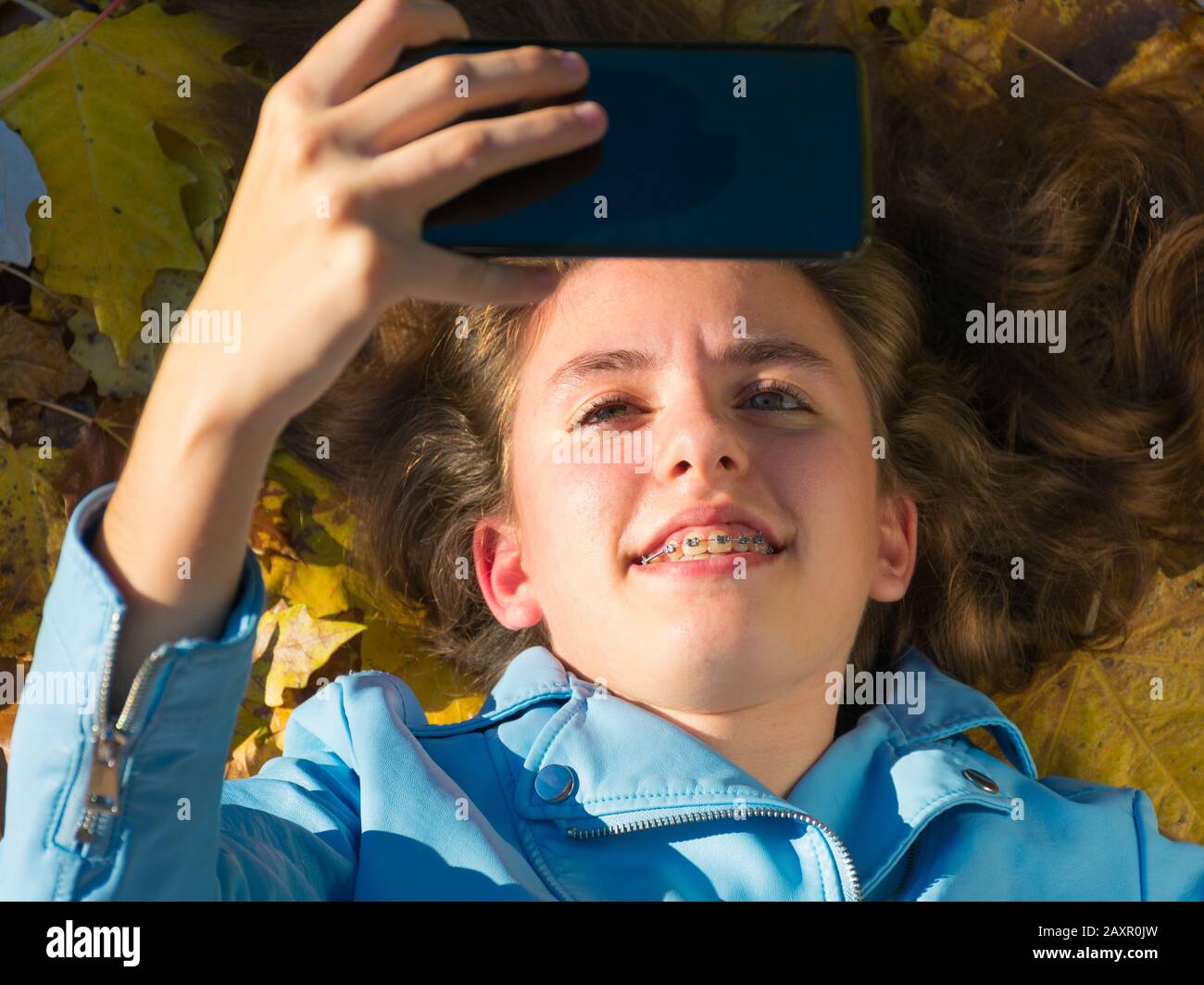 Pre teen using cell phone hi-res stock photography and images - Alamy