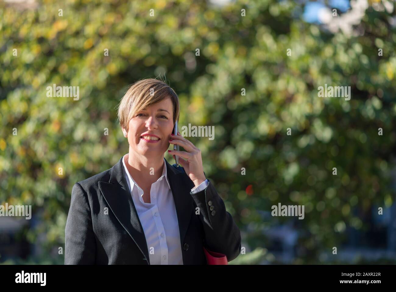 Executive women talking to camera hi-res stock photography and images ...