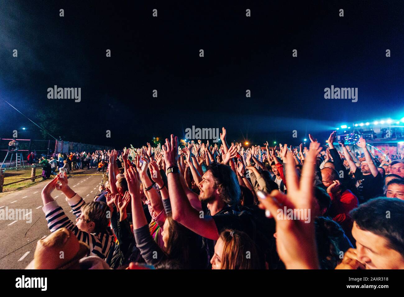 Teen concert singing hi-res stock photography and images - Alamy