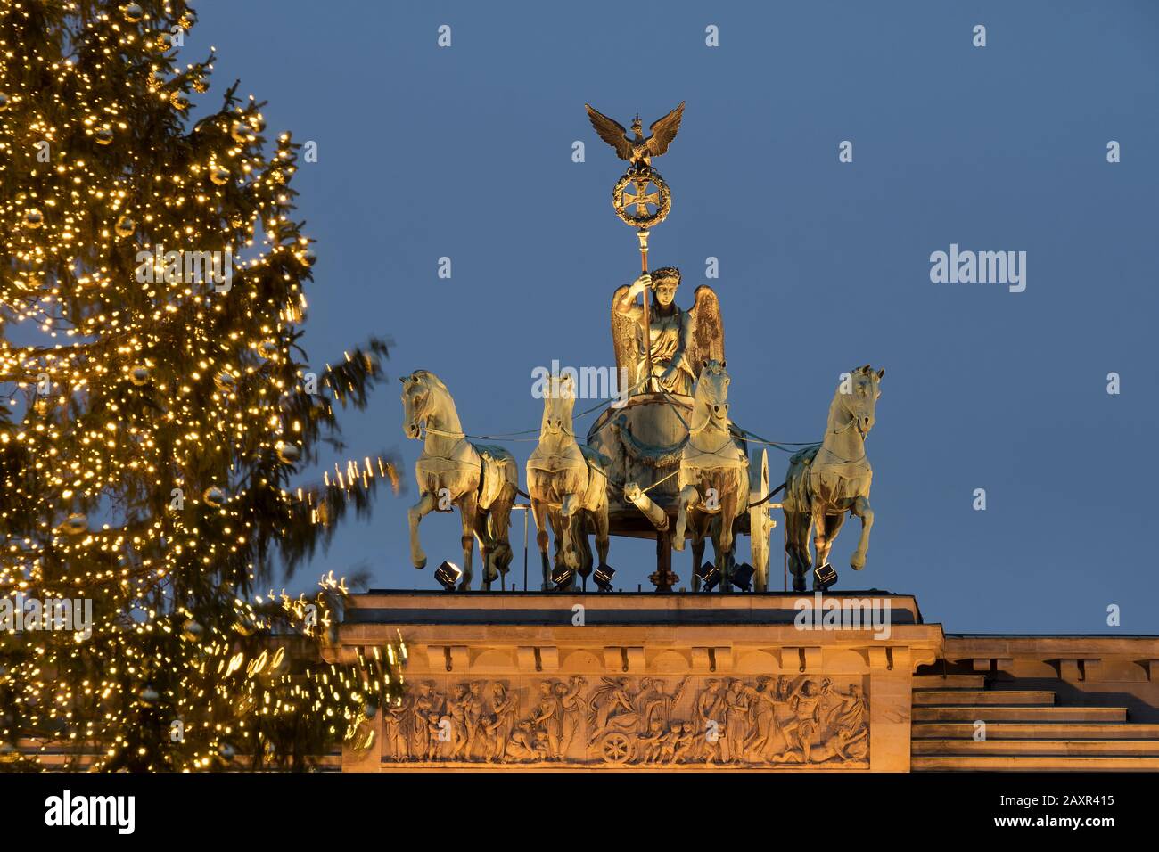 Berlin, festive Christmas tree in front of the Brandenburg Gate ...