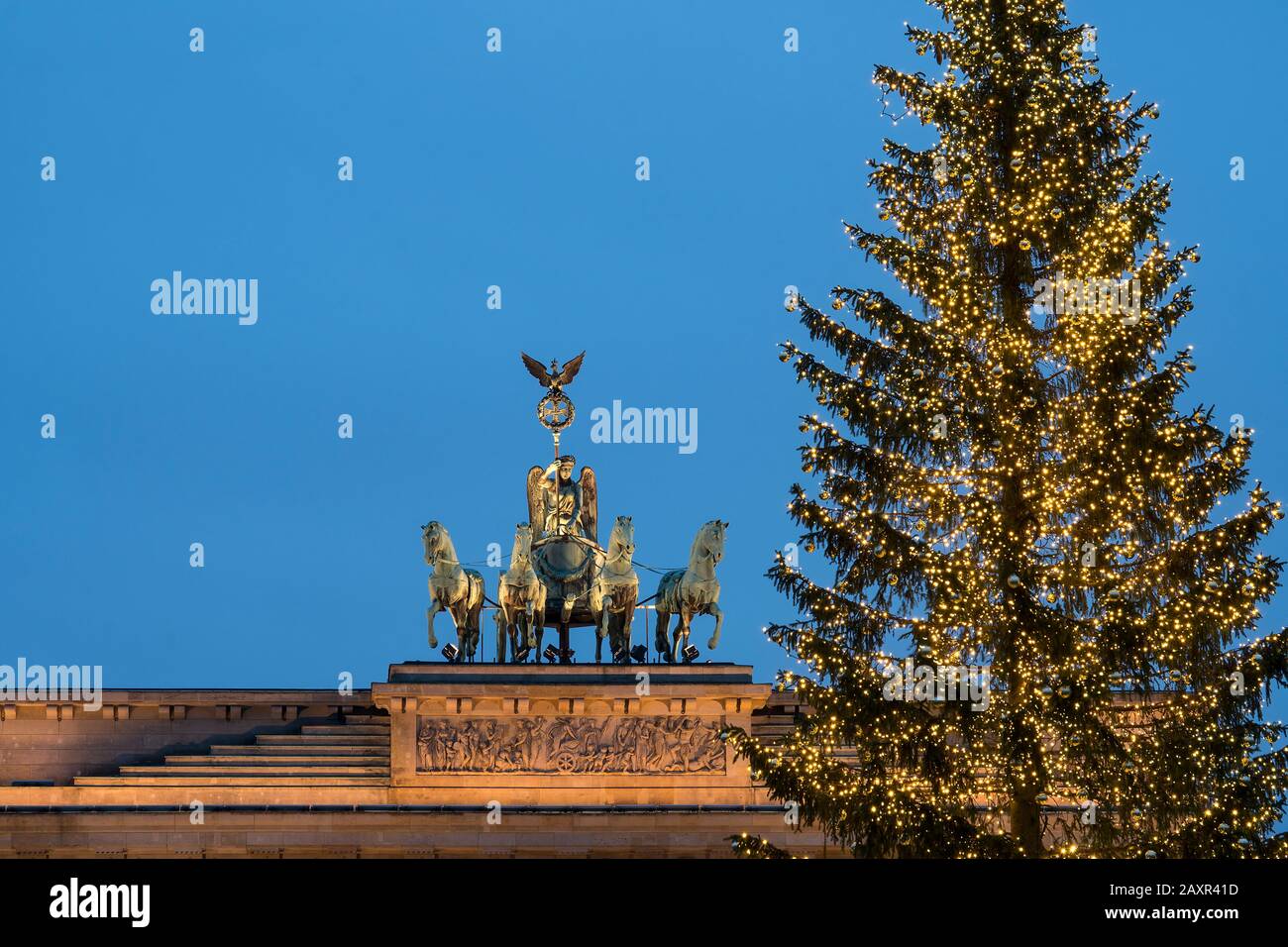 Berlin, festive Christmas tree in front of the Brandenburg Gate ...