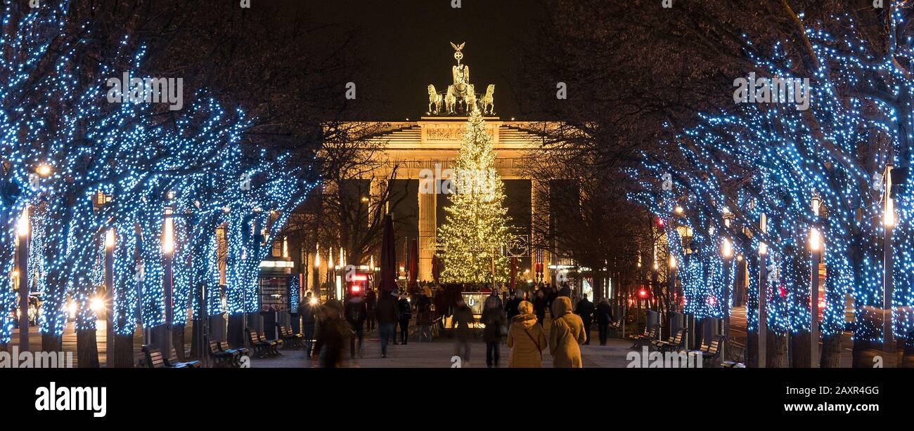 Berlin, festive Christmas lights Unter den Linden, view of the ...