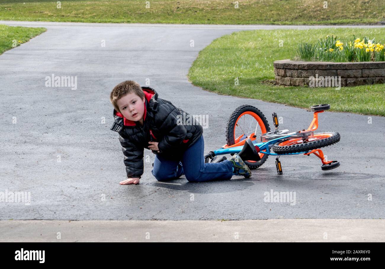 Falling off bicycle hi-res stock photography and images - Alamy