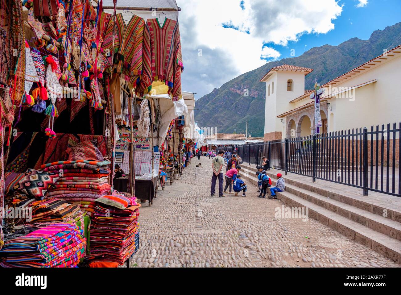 Peru market, Sunday market at town of Pisac, vendors, locals, tourists ...