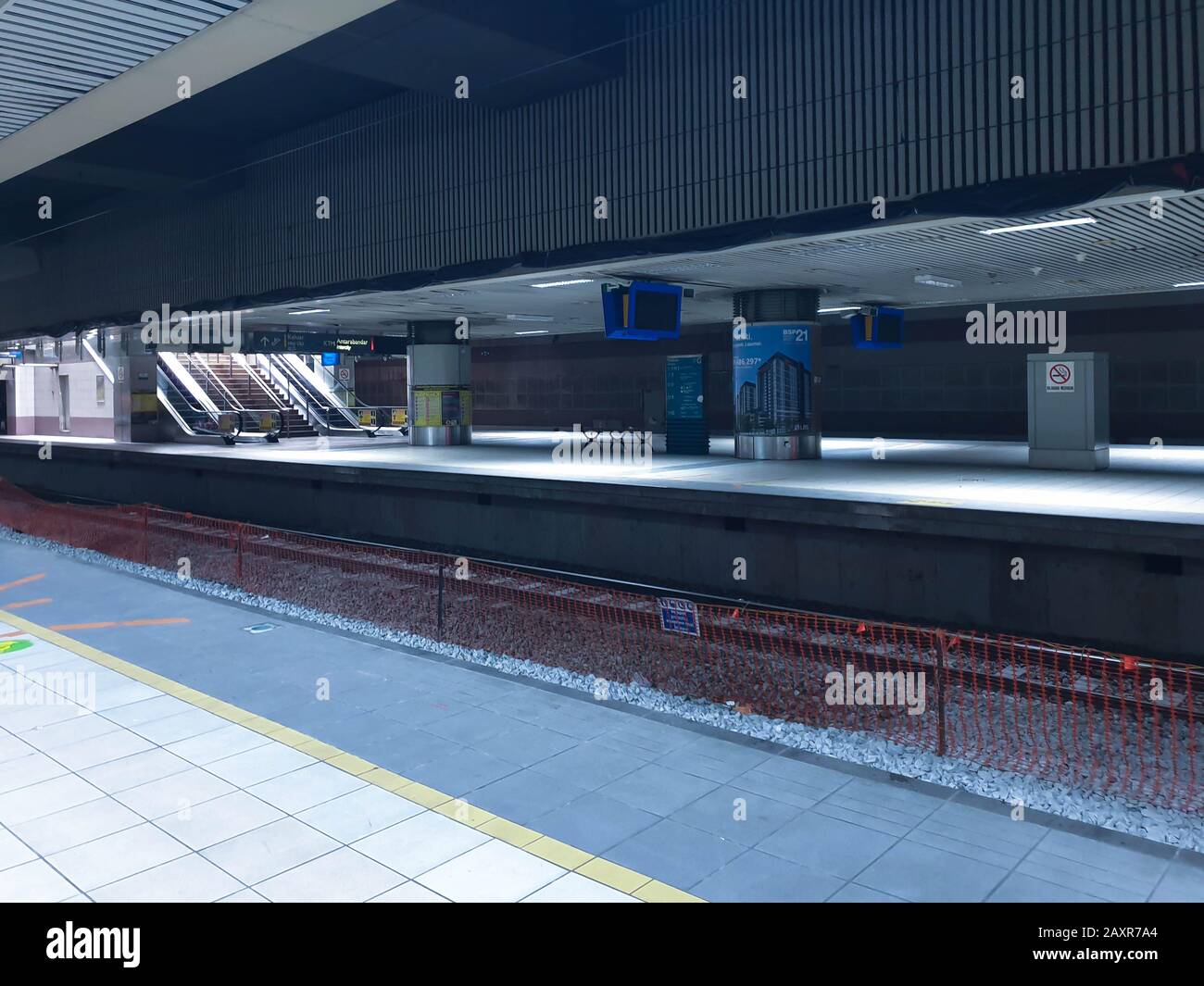 Picture of Commuter Train Station Underground Platform Stock Photo - Alamy