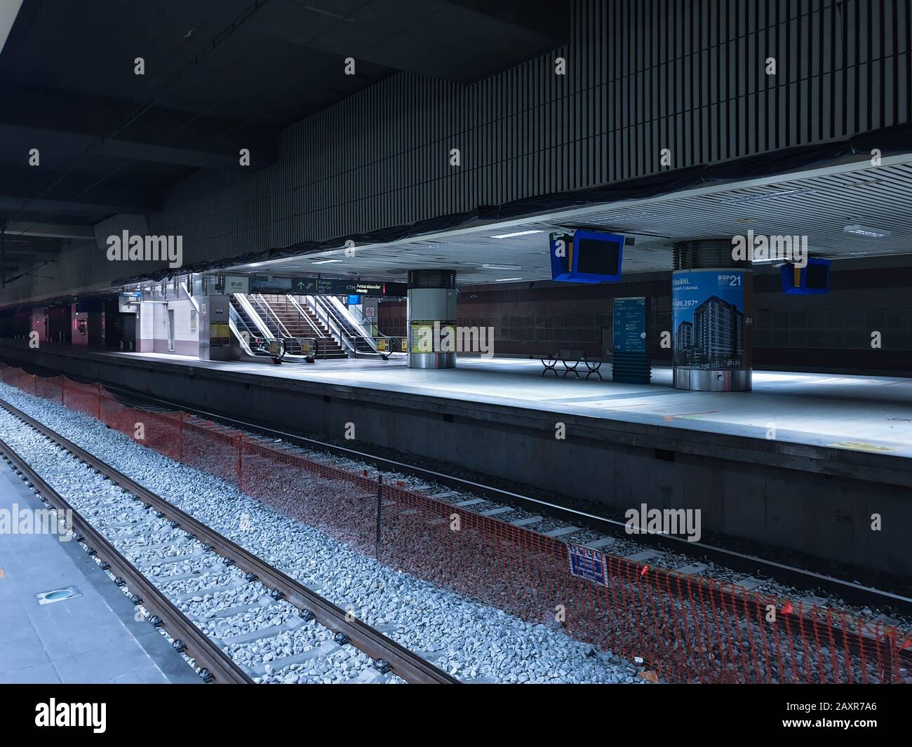 Picture of Commuter Train Station Underground Platform Stock Photo - Alamy