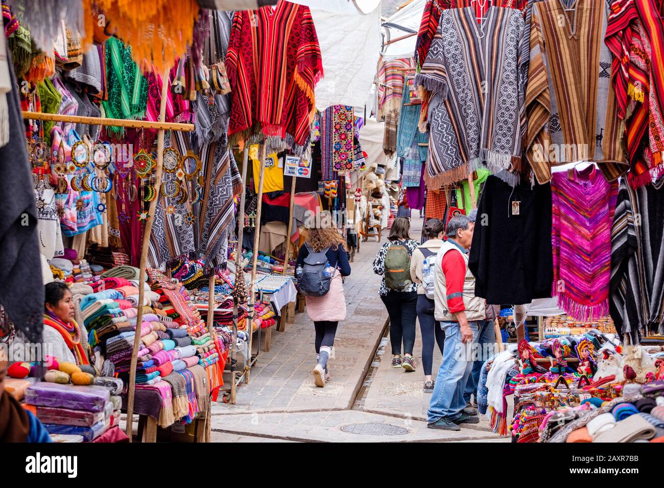 Peru market, Sunday market at town of Pisac, vendors, locals, tourists ...