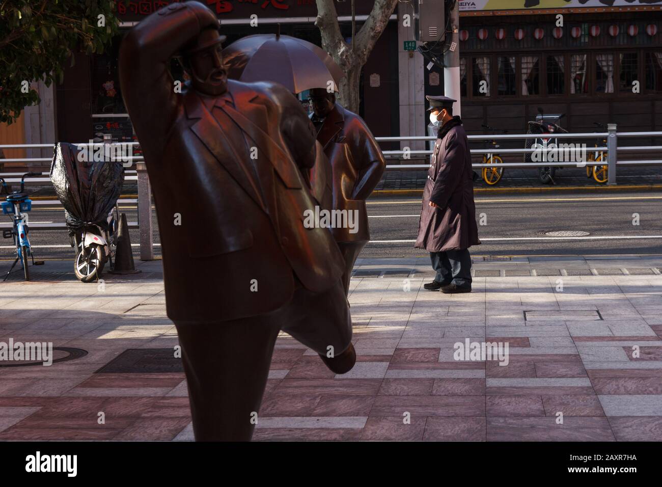 Guard wearing mask hi-res stock photography and images - Alamy