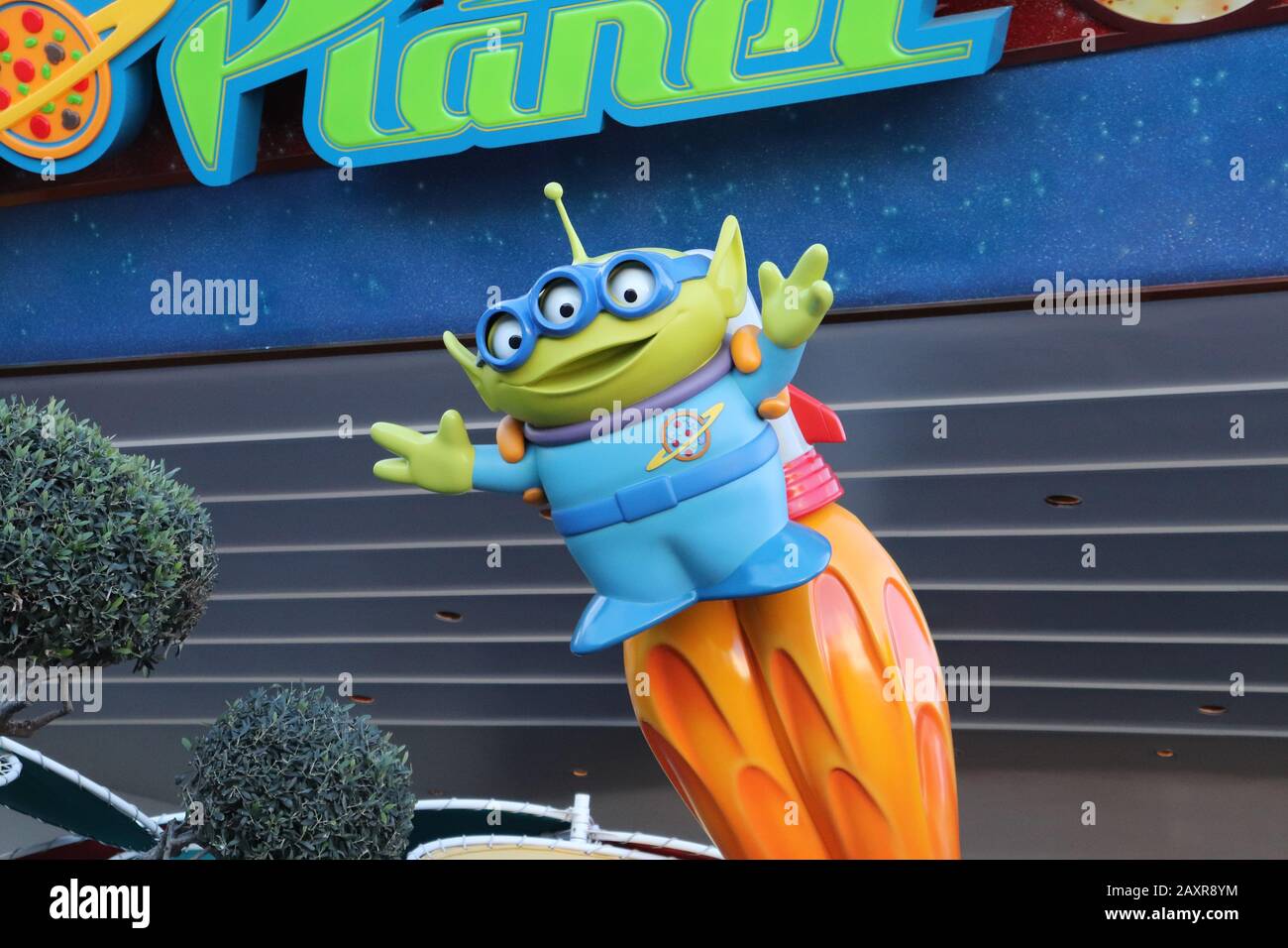 Three eyed alien at disneyland, at the alien planet ride Stock Photo ...
