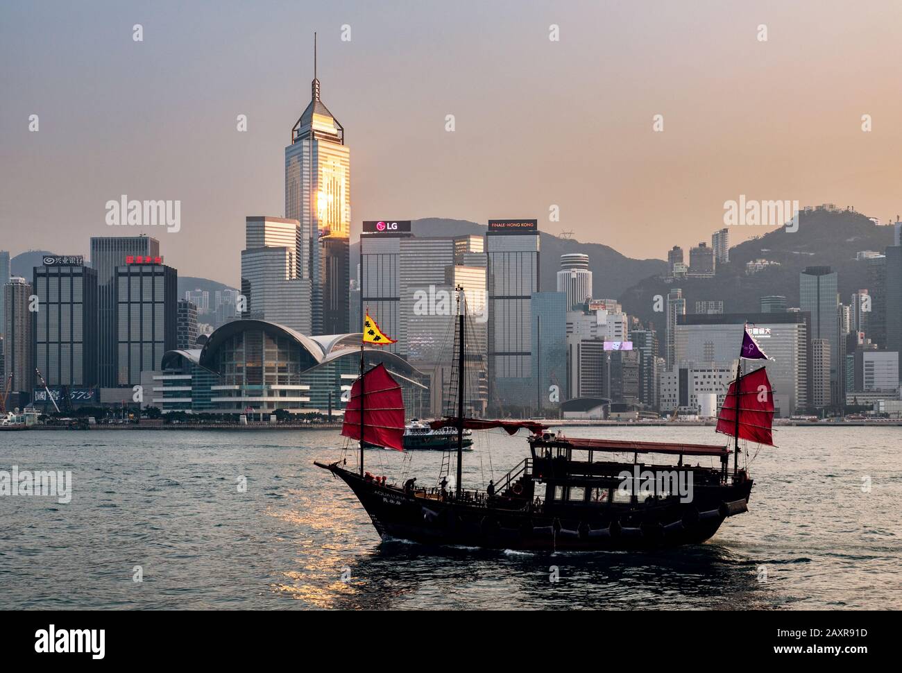 Hong kong sail boats hi-res stock photography and images - Alamy