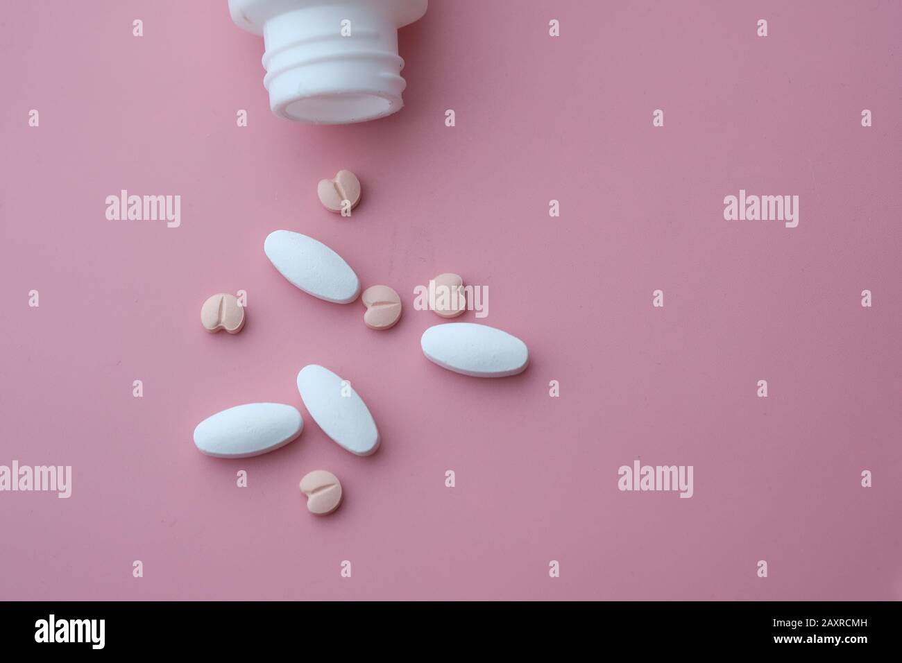 Top view of pill spilling out from container Stock Photo - Alamy