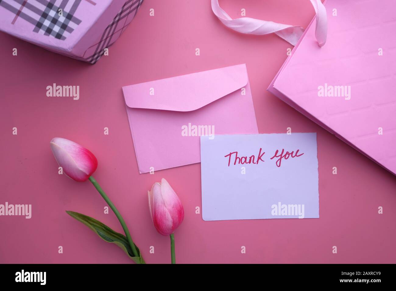 thank you note message and gift box on color background Stock Photo - Alamy