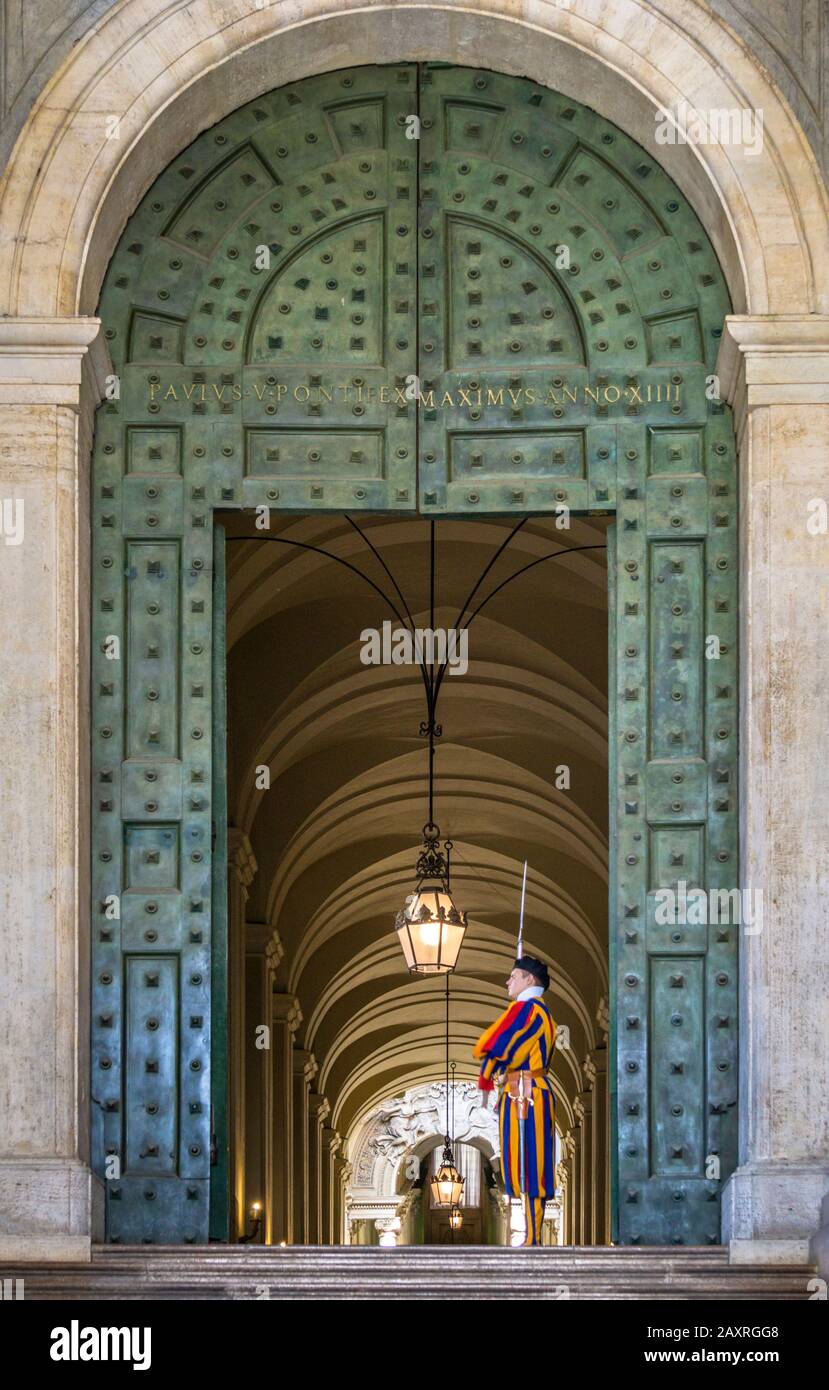 Italian soldier on guard duty hi-res stock photography and images - Alamy