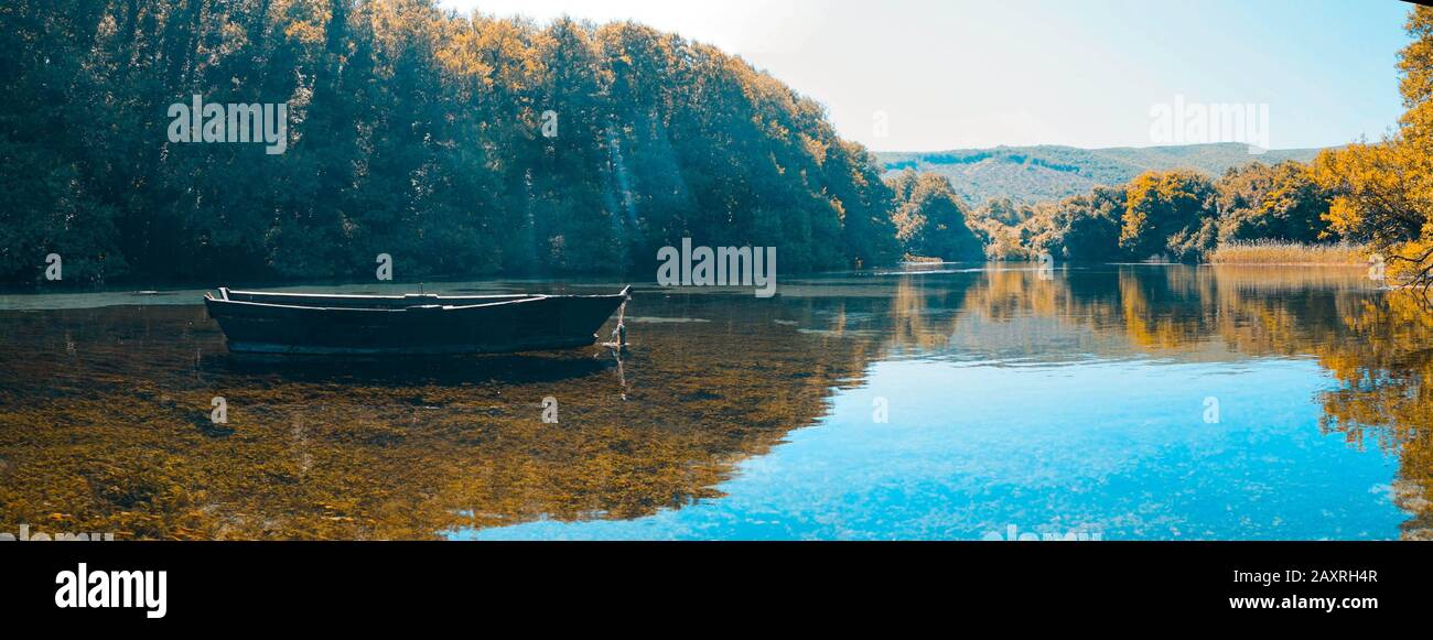 Empty boat hi-res stock photography and images - Alamy