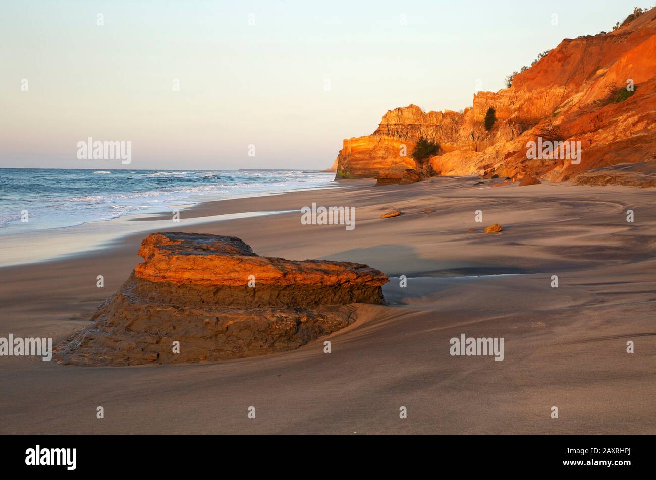 The sedimentary rocks on Five Mile Beach near Richardsbay-Meerensee ...