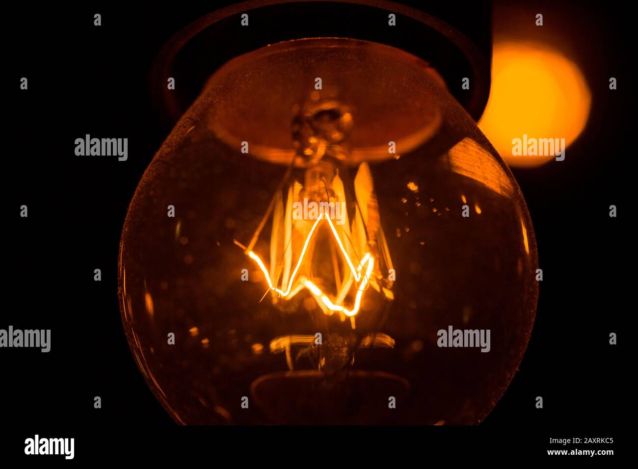 Light bulb in darkness hi-res stock photography and images - Alamy