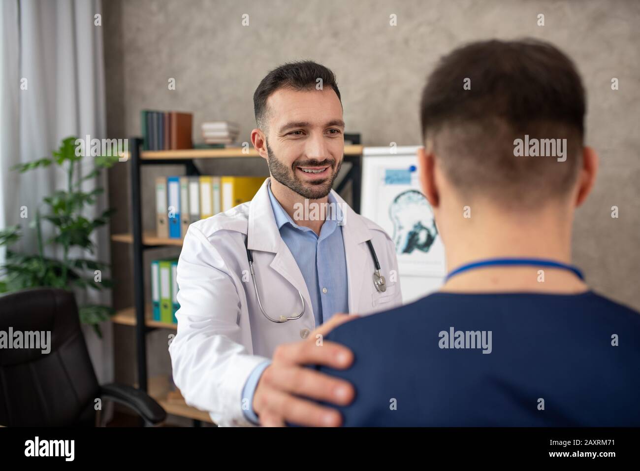 Tapping shoulder hi-res stock photography and images - Alamy