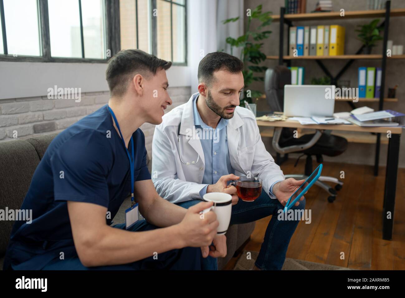 Two colleagues having tea hi-res stock photography and images - Alamy