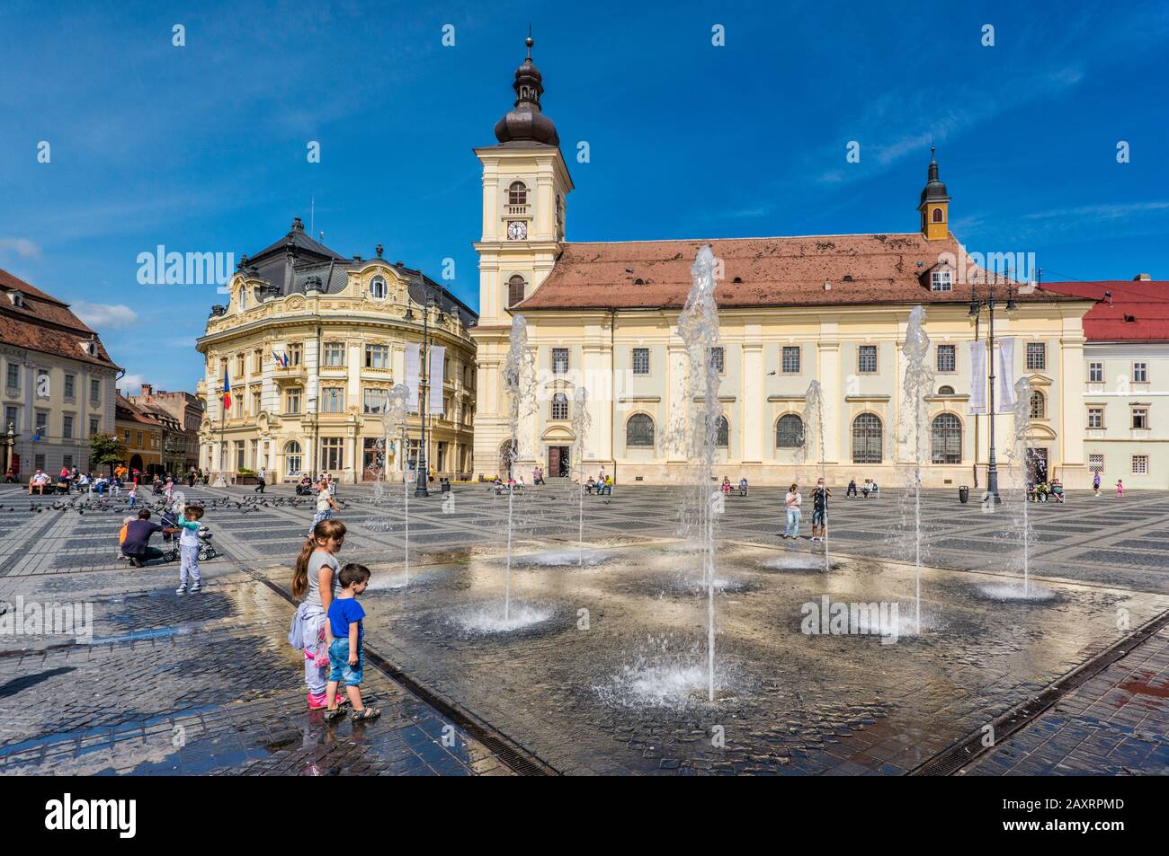 Children playing water fountain urban hi-res stock photography and ...