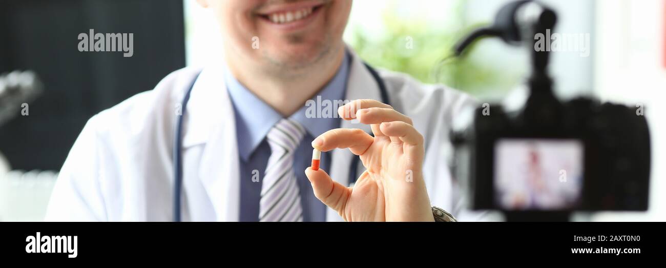 Doctor holding tablets Stock Photo - Alamy