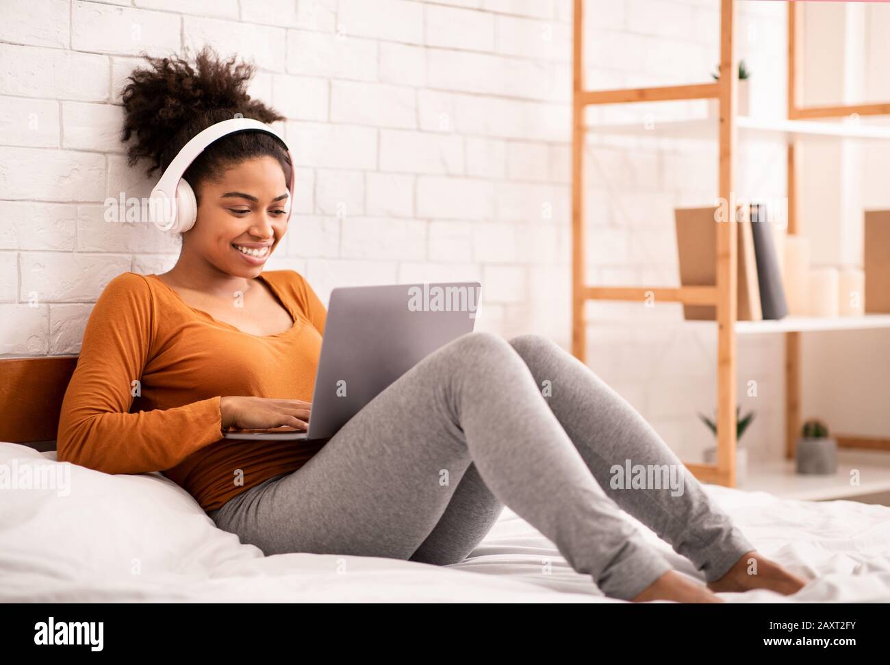 Black girl studying hi-res stock photography and images - Alamy